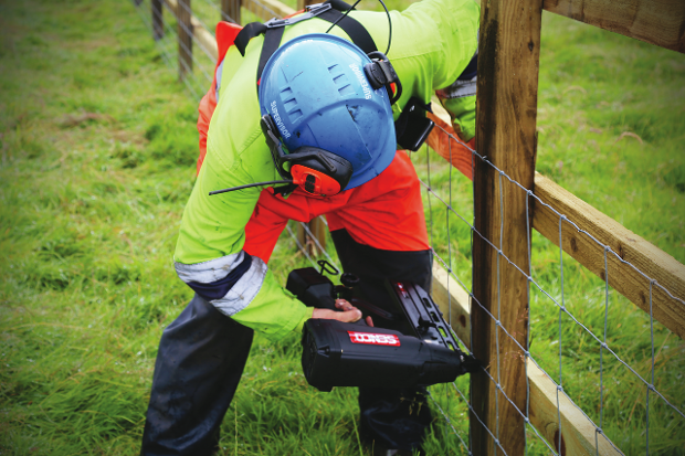 GT40FS Gas fencing stapler